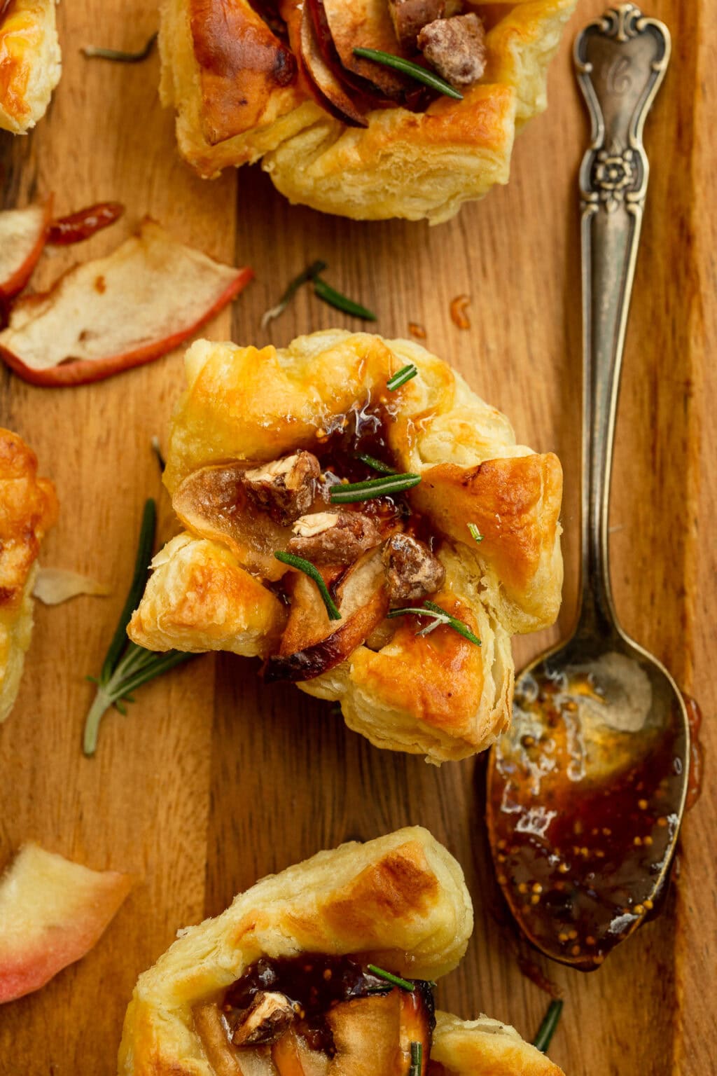 Apple Pecan Brie Mini Appetizers [+Video]