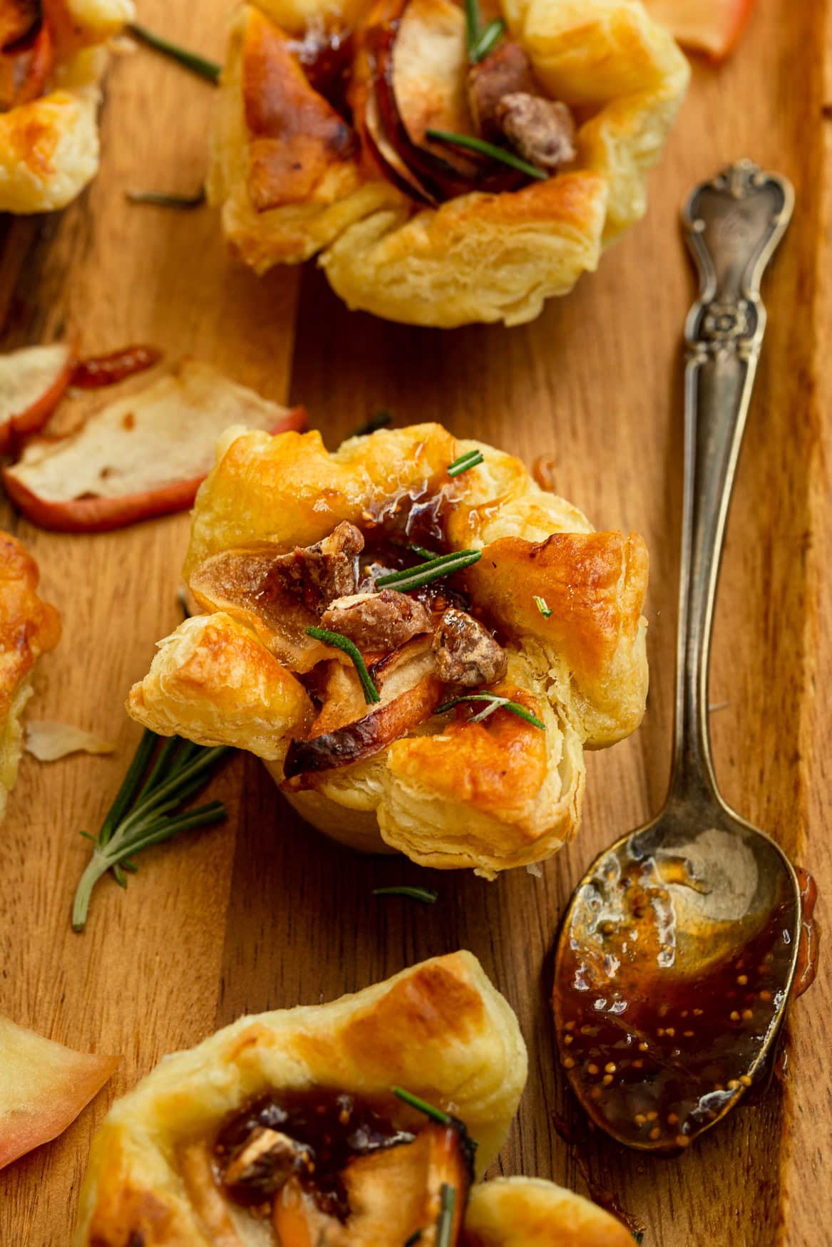 Apple Pecan Brie Mini Appetizers [+Video]