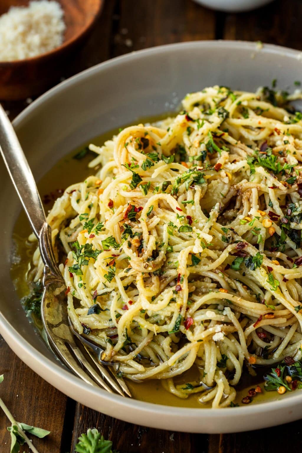 Easy Sizzling Italian Spaghetti Aglio e Olio [+Video]