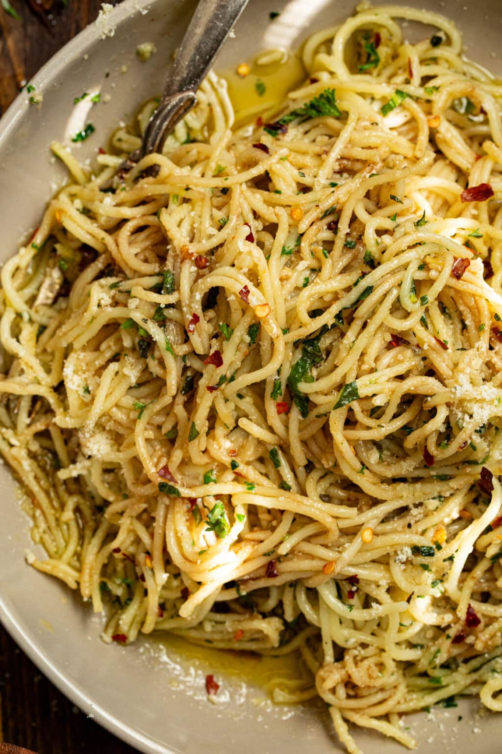 Easy Sizzling Italian Spaghetti Aglio e Olio [+Video]